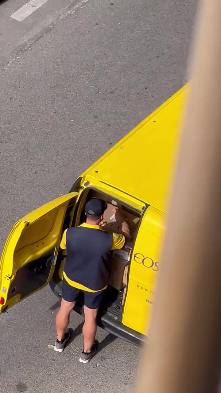 ️ ¿Qué hace con los paquetes este “cartero” de Correos? 😮 – Euskalnews TV
