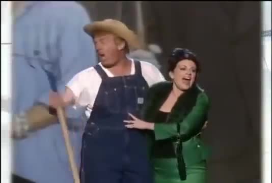 🎦 HEMEROTECA: Donald Trump de granjero cantando Green Acres en los ...